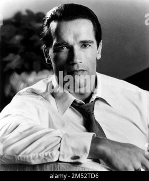 RAW DEAL ARNOLD SCHWARZENEGGER DE LAURENTIS ENTERTAINMENT GROUP RAW ...