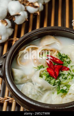 Korean style noodle soup with dumplings, mandu kalguksu Stock Photo - Alamy