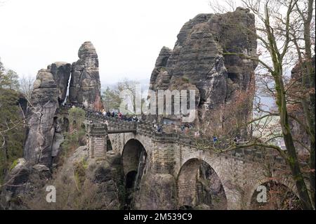 Lohmen, Germany. 25th Dec, 2022. Passers-by walk across the Bastei ...