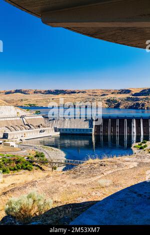 Grand Coulee Dam and Lake Columbia Stock Photo - Alamy