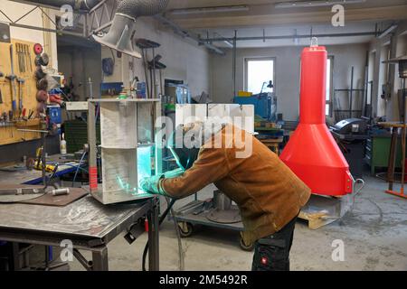 Weisel, Germany. 14th Dec, 2022. Andre Heller welds together a radar ...