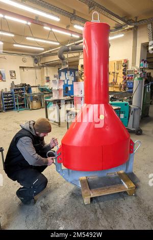 Weisel, Germany. 14th Dec, 2022. Andre Heller welds together a radar ...