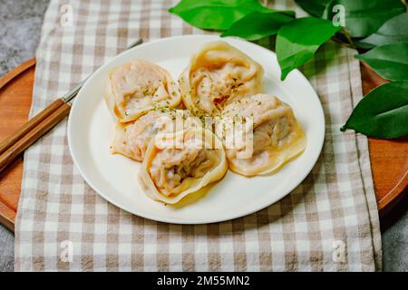 kimchimandu, Korean kimchi dumpling : Kimchi dumplings are stuffed with ...