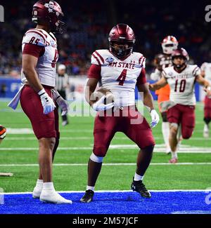 New Mexico State running back O'Maury Samuels (5) looks for an avenue ...