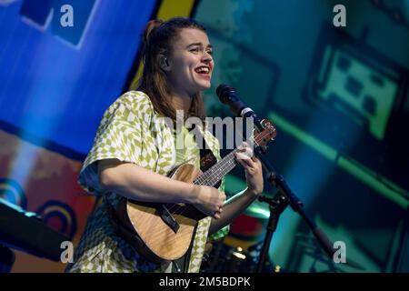 LONDON, ENGLAND: Ellie Dixon performs on stage supporting Sam Ryder at ...
