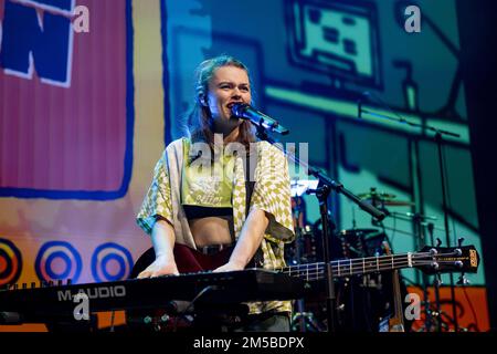 LONDON, ENGLAND: Ellie Dixon performs on stage supporting Sam Ryder at ...