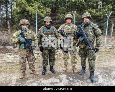 Soldiers assigned to the 118th Military Police Company (Airborne) and ...