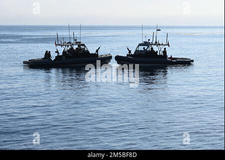 Los Angeles Police Department dive team members search Echo Park Lake ...
