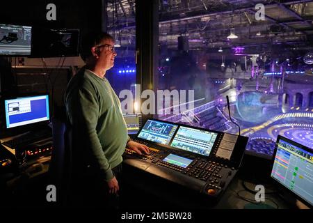Bochum, Germany. 07th Dec, 2022. Reva Rice ("Mama") stands next to dpa ...