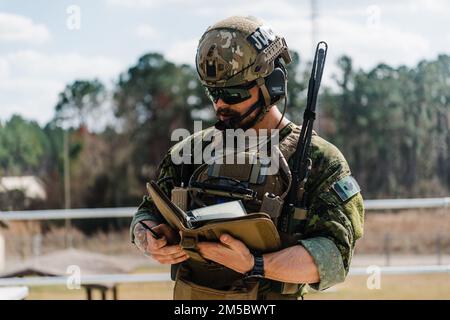 Canadian Joint Terminal Attack Controller soldiers of the 1st Regiment ...