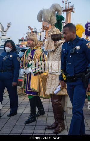 James Reiss III, left, crowned Rex, receives the key to the city of New ...