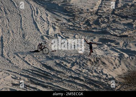 Prayagraj, India. 28/12/2022, An Indian man exercises in a cold day at ...