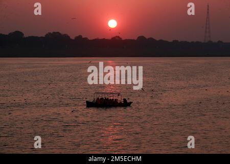 Prayagraj, India. 28/12/2022, Indians enjoying boating at sangam ...