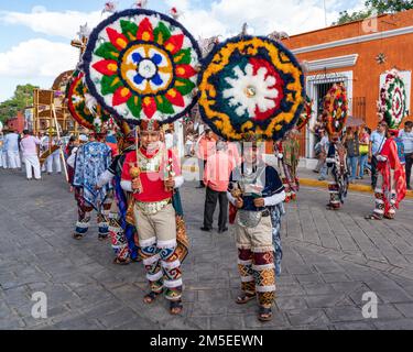 Aztec warriors from the Danza de la Pluma dance troupe from Teotitlan ...