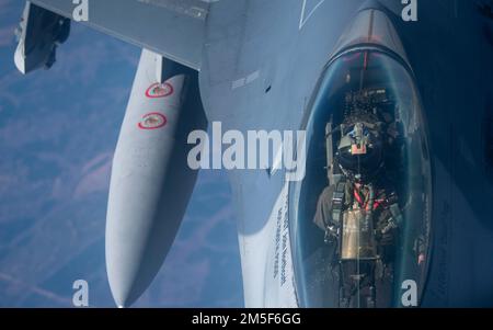 An F-16 Fighting Falcon from the 187th Fighter Wing, Alabama Air ...