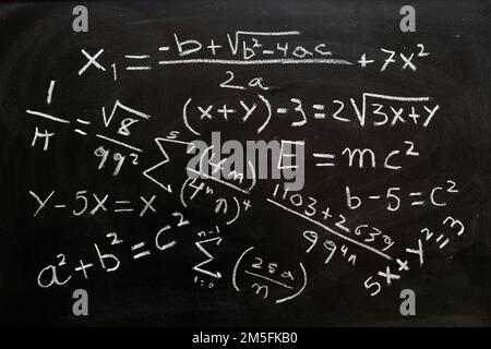 Fórmulas y ecuaciones matemáticas escritas en una pizarra con tiza ...