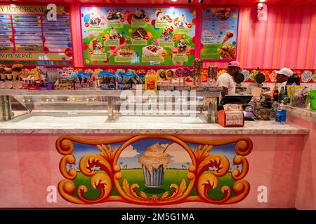 Employees at the counter of the ice cream parlour Delzepich Ice, Aachen ...