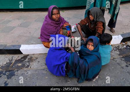 A homeless family warming up on the streets of Kolkata, India Stock ...