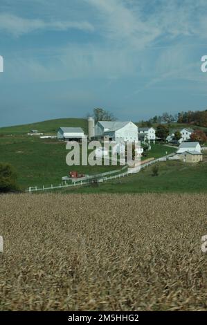 White fence in Amish Country Stock Photo - Alamy
