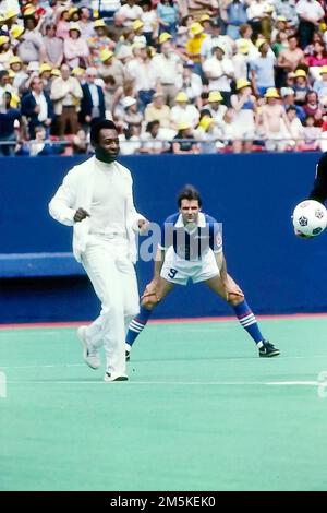 Pele 1975 New York Cosmos 'Triumphant Debut' Match Worn Jersey on ...