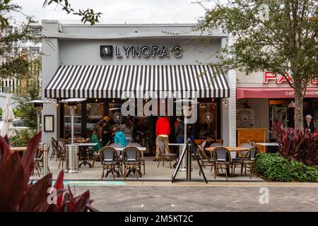 Sidewalk restaurant on Clematis Street in historic downtown West Palm ...