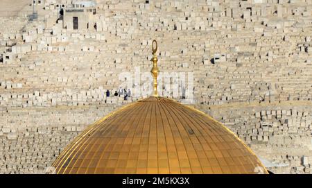 The beautiful Dome of the Rock on top of the Temple Mount in Jerusalem ...