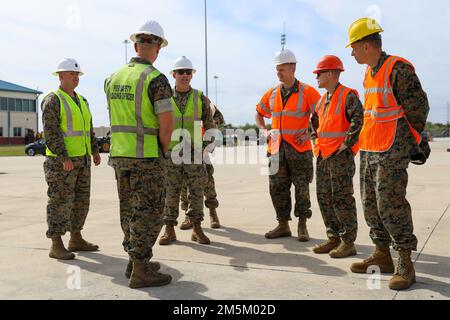 Combat Logistics Regiment 37 leadership observes Marines setting up ...