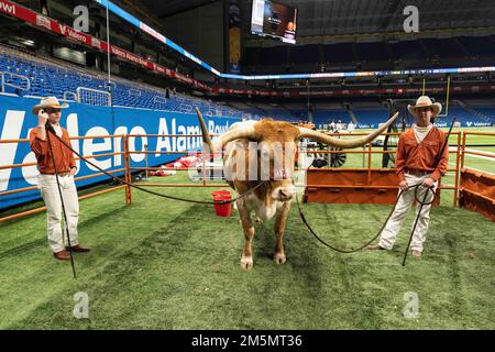 December 29, 2022: Texas Longhorns Casey Cain (88) in action during the ...