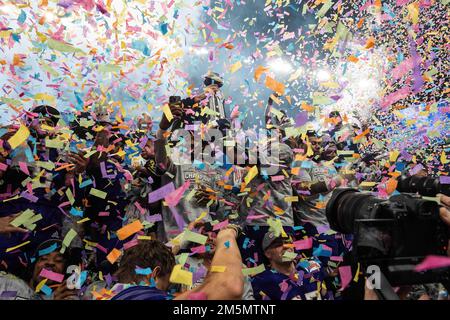 December 29, 2022: Washington Huskies celebrate the win over Texas 27 ...