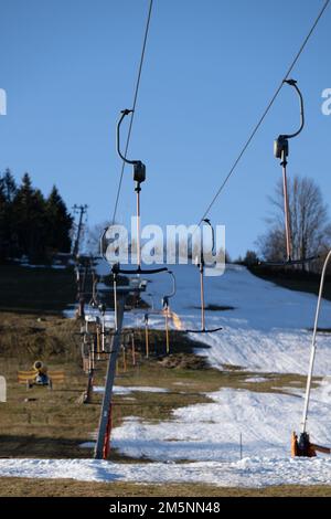 Geising, Germany. 30th Dec, 2022. Empty hangers hanging on a ski lift ...