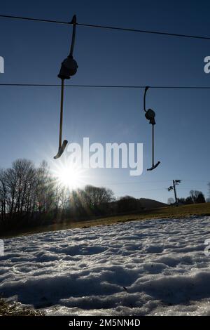 Geising, Germany. 30th Dec, 2022. Empty hangers hanging on a ski lift ...