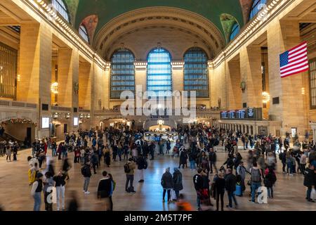 Holiday Travelers jam the grand concourse of Grand Central terminal ...