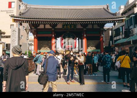 The iconic Kaminarimon Gate of Sensoji Temple, Asakusa Stock Photo - Alamy