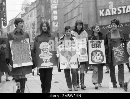 The Easter March 1969, here in Essen on 5. 4. 1969, with the central ...