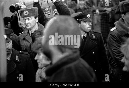 GDR, Berlin, 22. 12. 1989, opening of the Brandenburg Gate (the Wall is ...