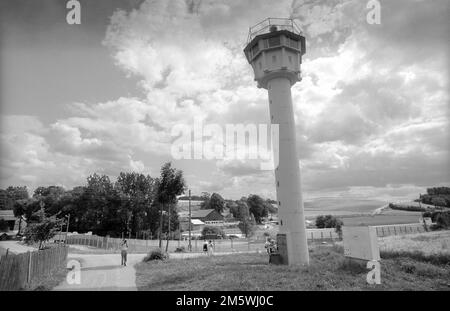 Germany, Moedlareuth, 18. 08. 1991, watchtower, remains of a wall, in ...