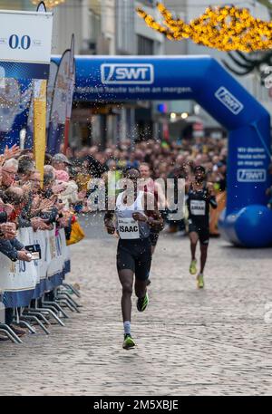 Trier, Germany. 31st Dec, 2022. Participants run in the evening city ...