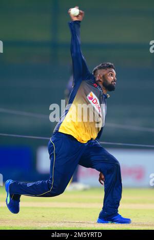 Wanindu Hasaranga de Silva bowling during a practice session Stock ...