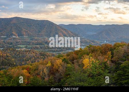 Autumn color shows in the forested mountains of Central Appalachia ...