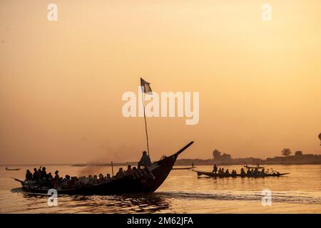 A pirogue loaded with passengers in Mopti, Mali, West Africa Stock ...