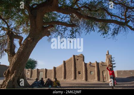 Africa /Mali/Lere /Peopel sitting by the clay mosque in the Saharan ...
