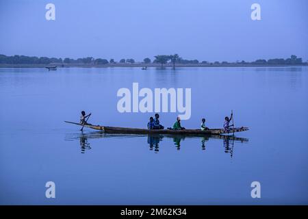 Pirogues on the river Niger near Mopti in Mali Stock Photo - Alamy
