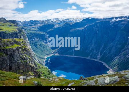 Amazing cliff over the Ringedalsvatnet lake in Trolltunga mounatin area ...
