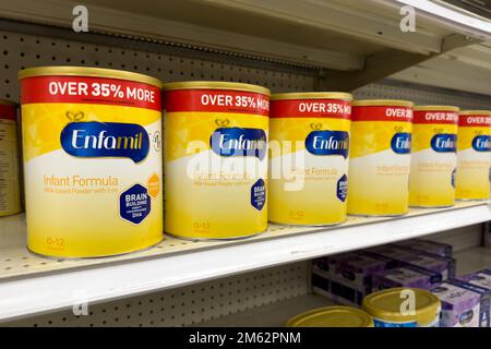 Grocery store shelf with canisters of Enfamil brand baby formula Stock ...