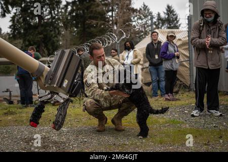 Washington National Guard Soldiers with 319th Ordnance Company (EOD ...