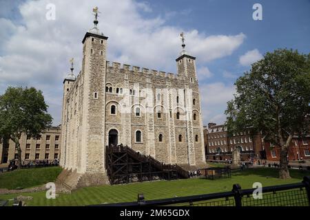 The White Tower built by William the Conqueror in the centre of The ...