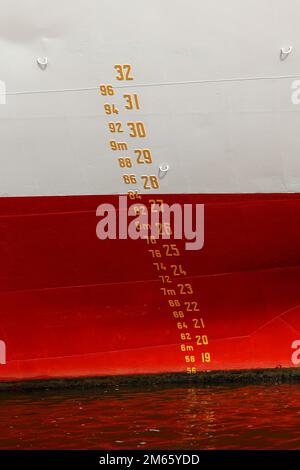 Water level on a ship hull, ballast gauge Stock Photo - Alamy
