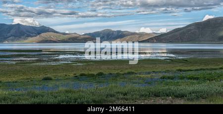 Beautiful tibetan landscape beetwen Samding Monastery on Yamdrok Lake ...