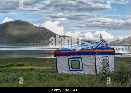 Beautiful tibetan landscape beetwen Samding Monastery on Yamdrok Lake ...