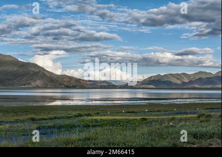 Beautiful tibetan landscape beetwen Samding Monastery on Yamdrok Lake ...